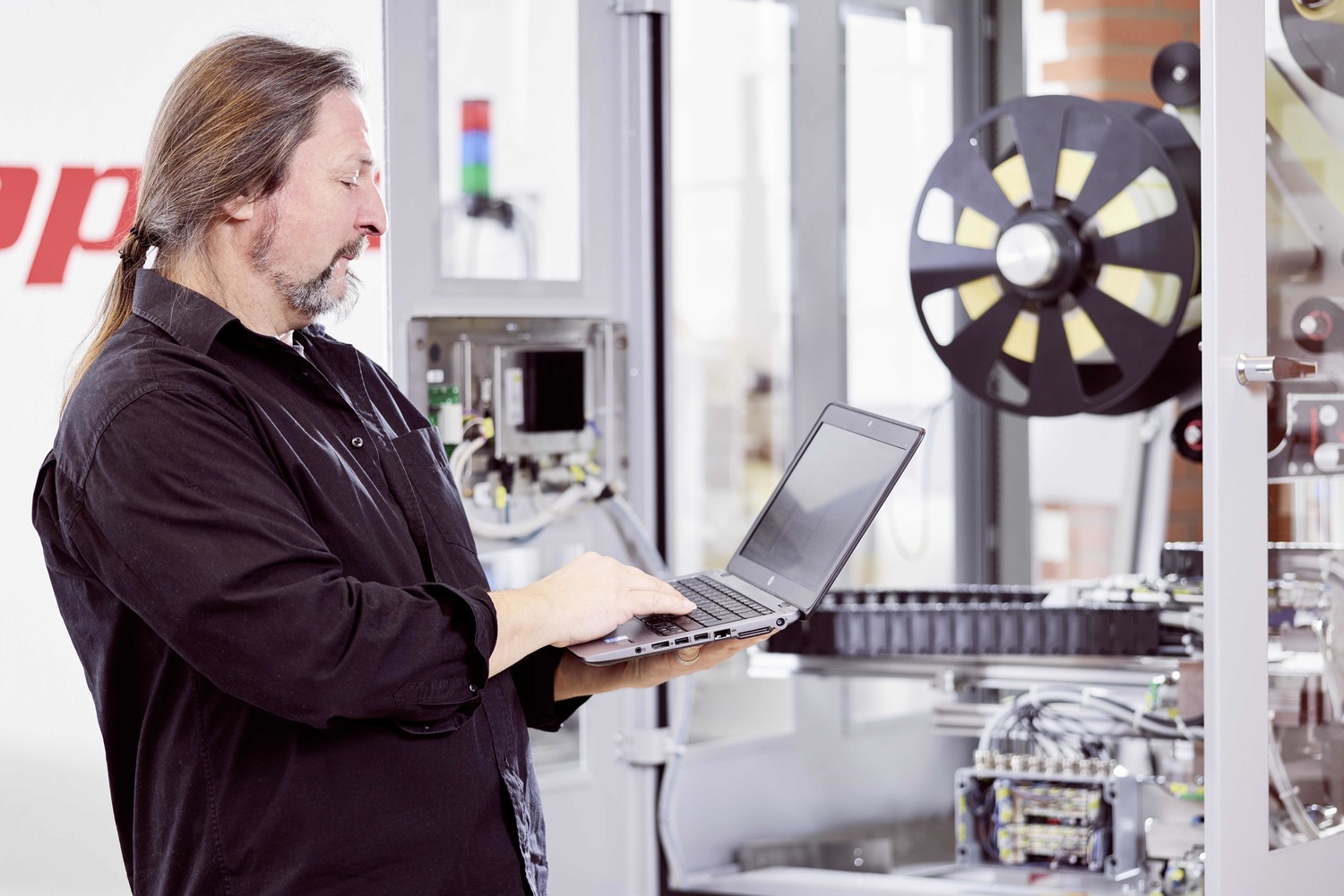 Service - Logopak - The Perfect Labelling System.